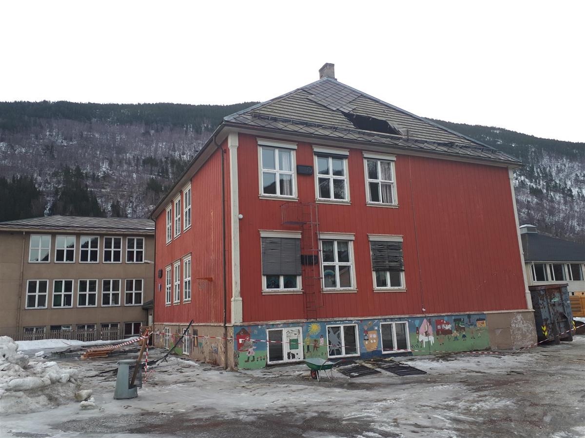 Miljøsanering – riving av gamle Otta skole er i gang - Sel kommune
